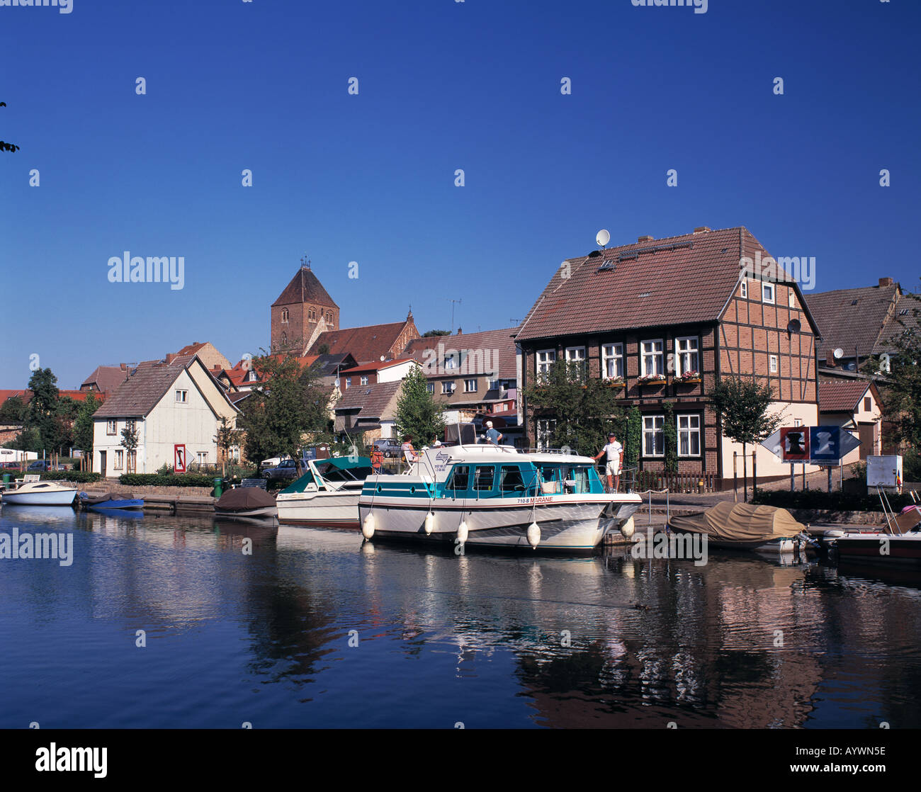 Eldeuferpromenade mit Stadtkirche und Speicherhaus in Plau am See ...