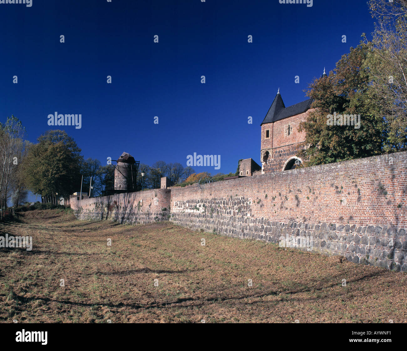 Stadtmauerpartie mit Muehlenturm und Schlosstor in Dormagen-Zons ...