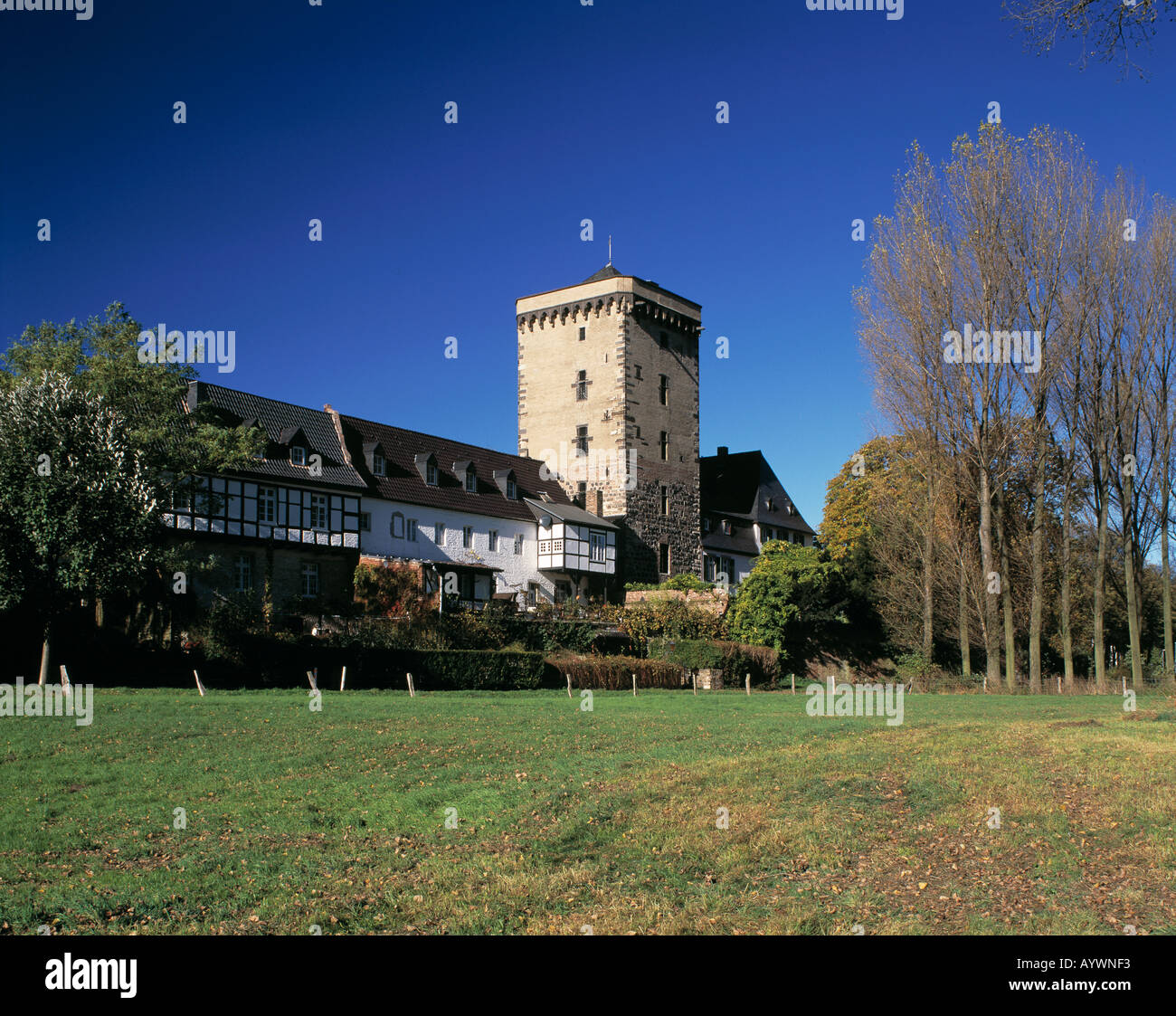 Stadtbefestigung von Zons mit dem Rheinturm, Herbststimmung, Dormagen ...