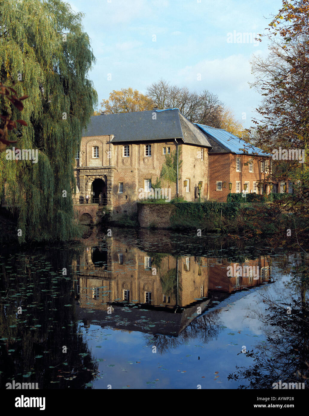 Torhaus von Renaissanceschloss Rheydt im Herbst, Moenchengladbach ...