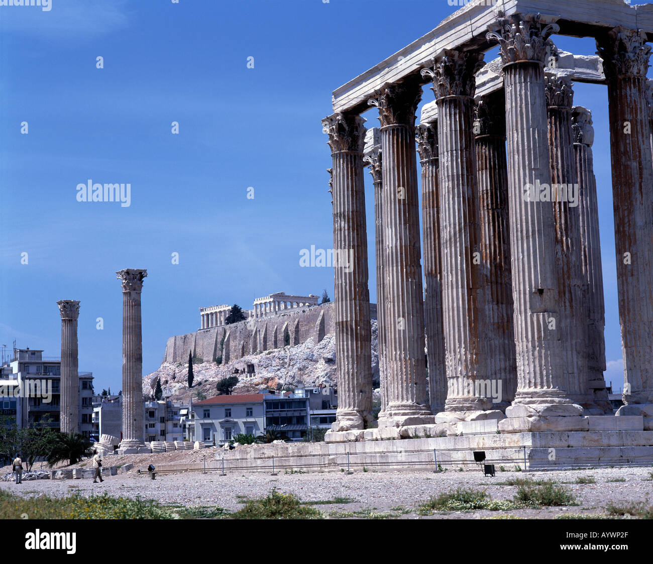 Olympieion und Akropolis in Athen Stock Photo - Alamy