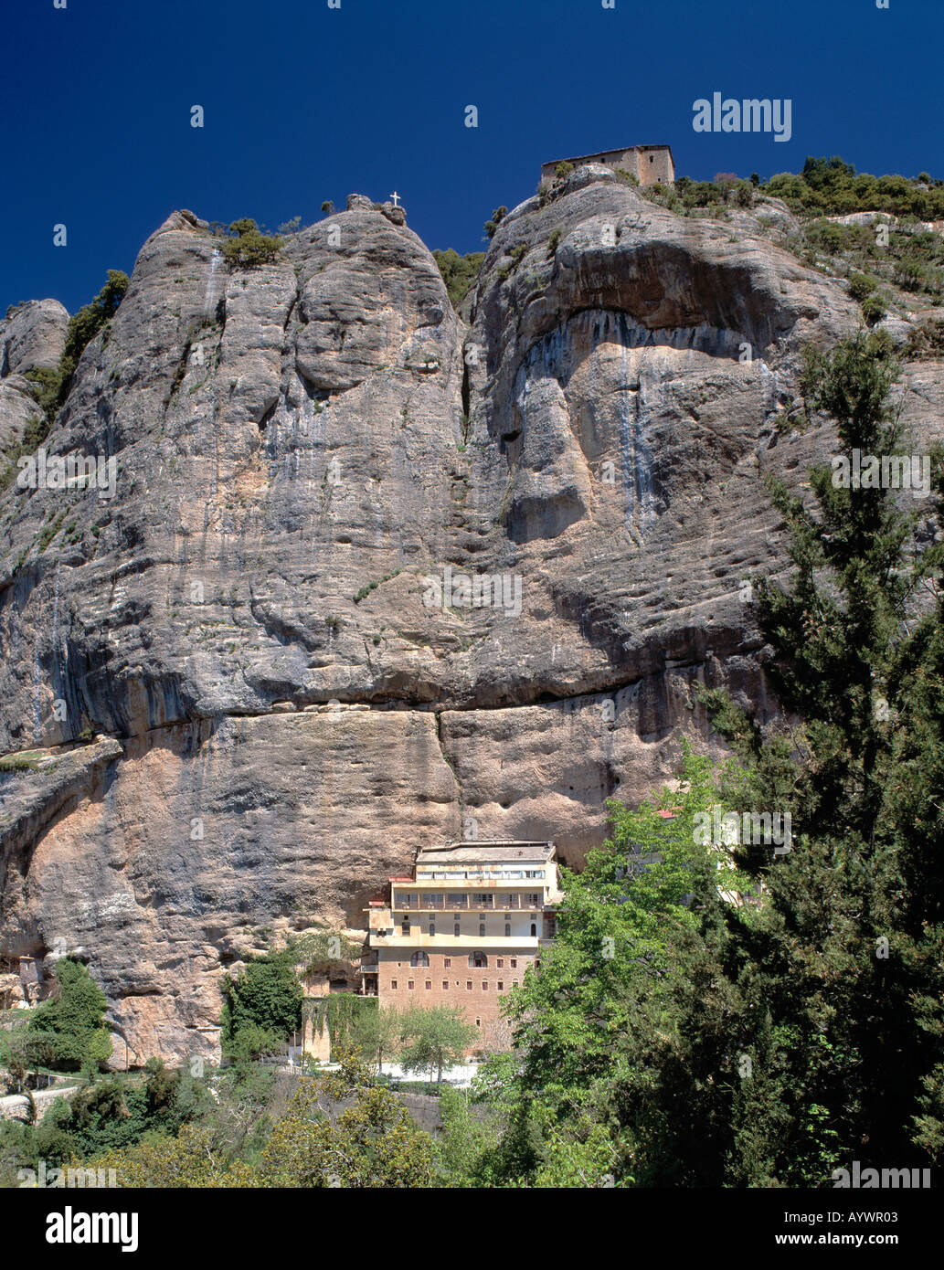 Kloster Mega Spileo vor steiler Felswand in Kalavryta, Peloponnes ...