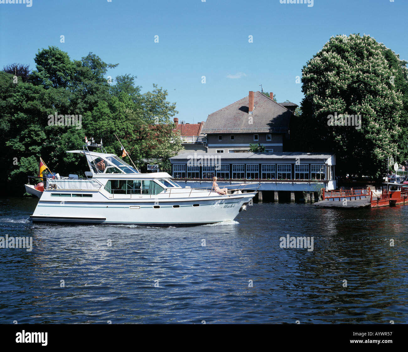 Havellandschaft, Flusslandschaft, Motorboot passiert das Faehrhaus an ...