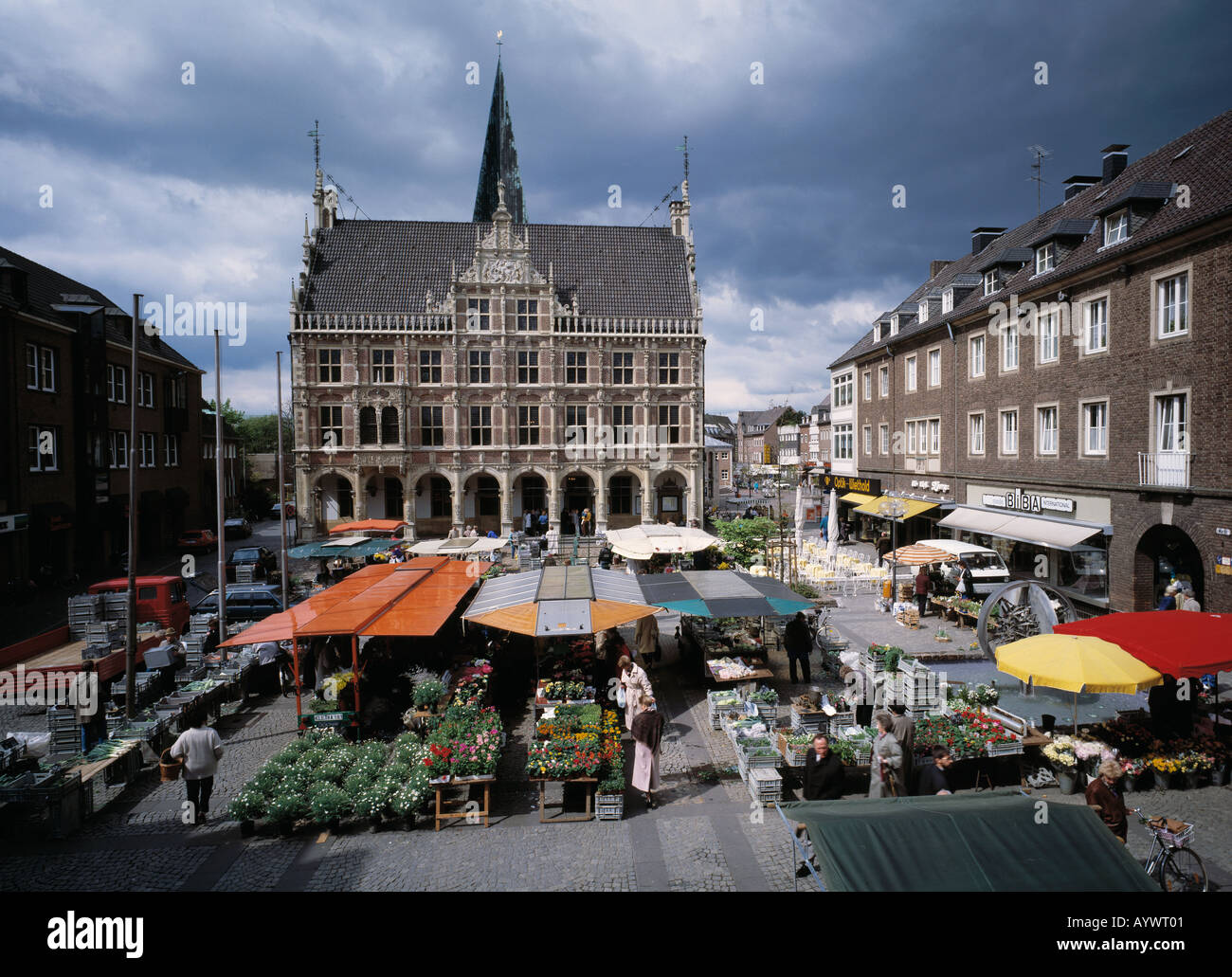 Wochenmarkt vor dem Renaissance-Rathaus in Bocholt, Muensterland ...