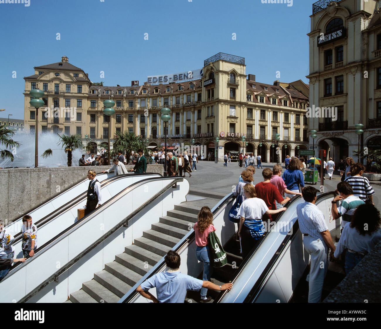 Karlsplatz, "Stachus", Menschen auf Rolltreppen, Muenchen, Isar ...
