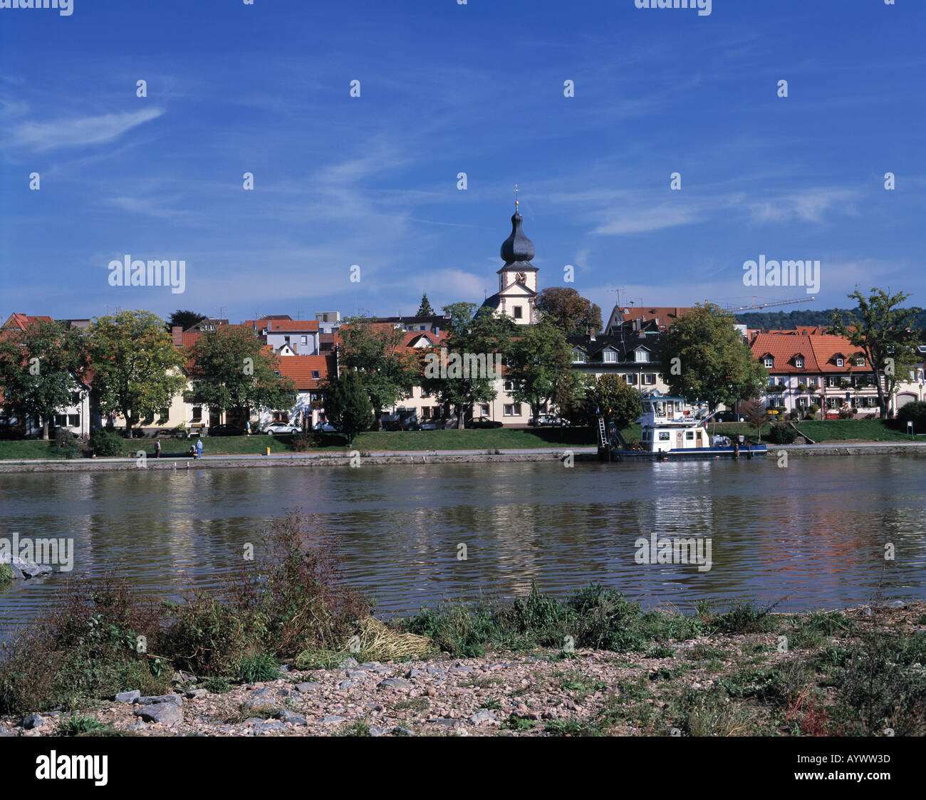 Stadtansicht mit St. Laurentius-Kirche, Mainuferpromenade ...