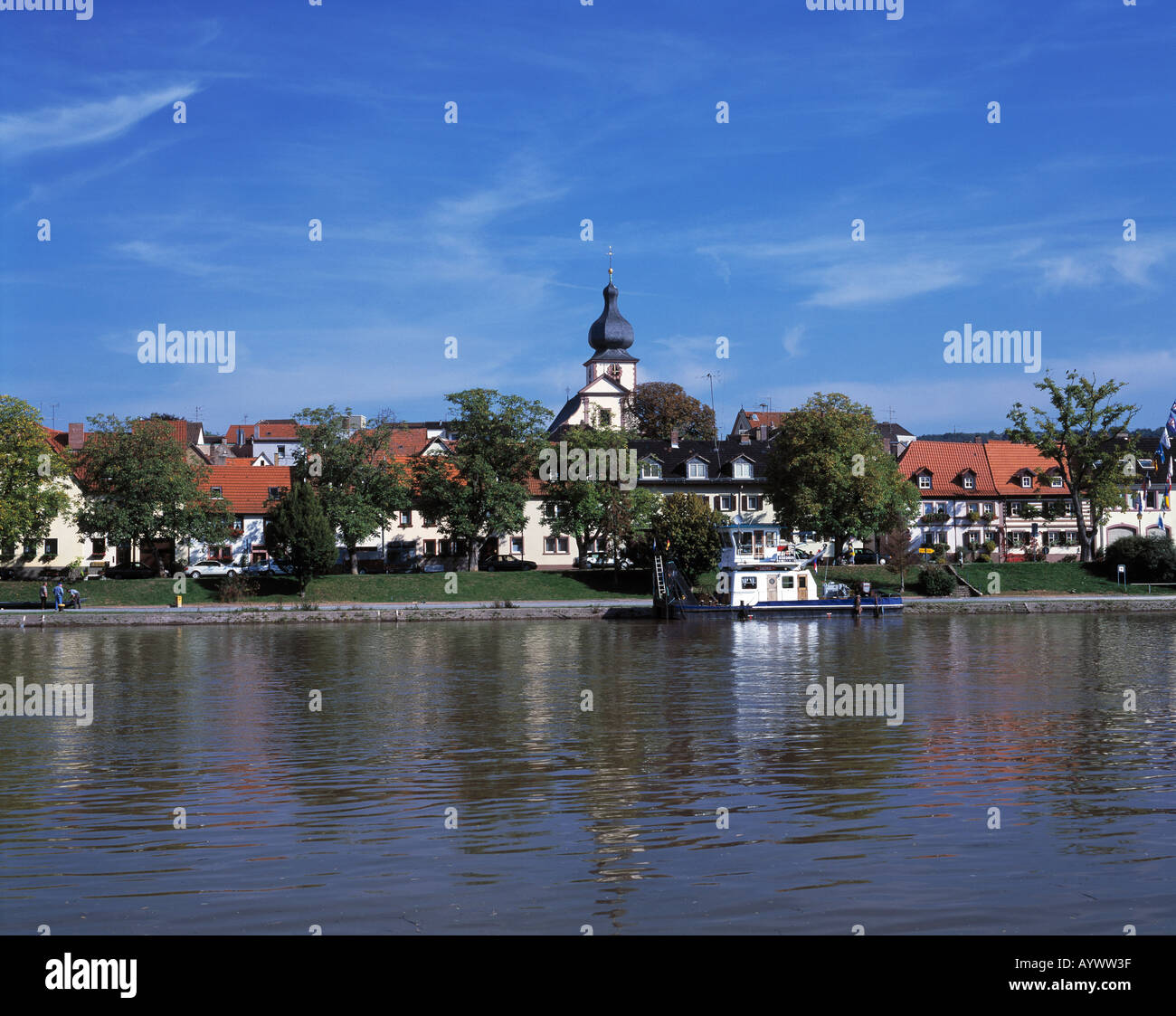 Stadtansicht mit St. Laurentius-Kirche, Mainuferpromenade ...