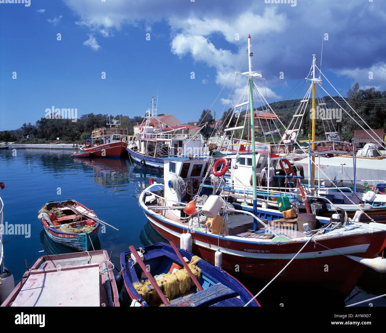 Fischerhafen und Fischerboote in Petriti, Korfu, Ionische Inseln ...