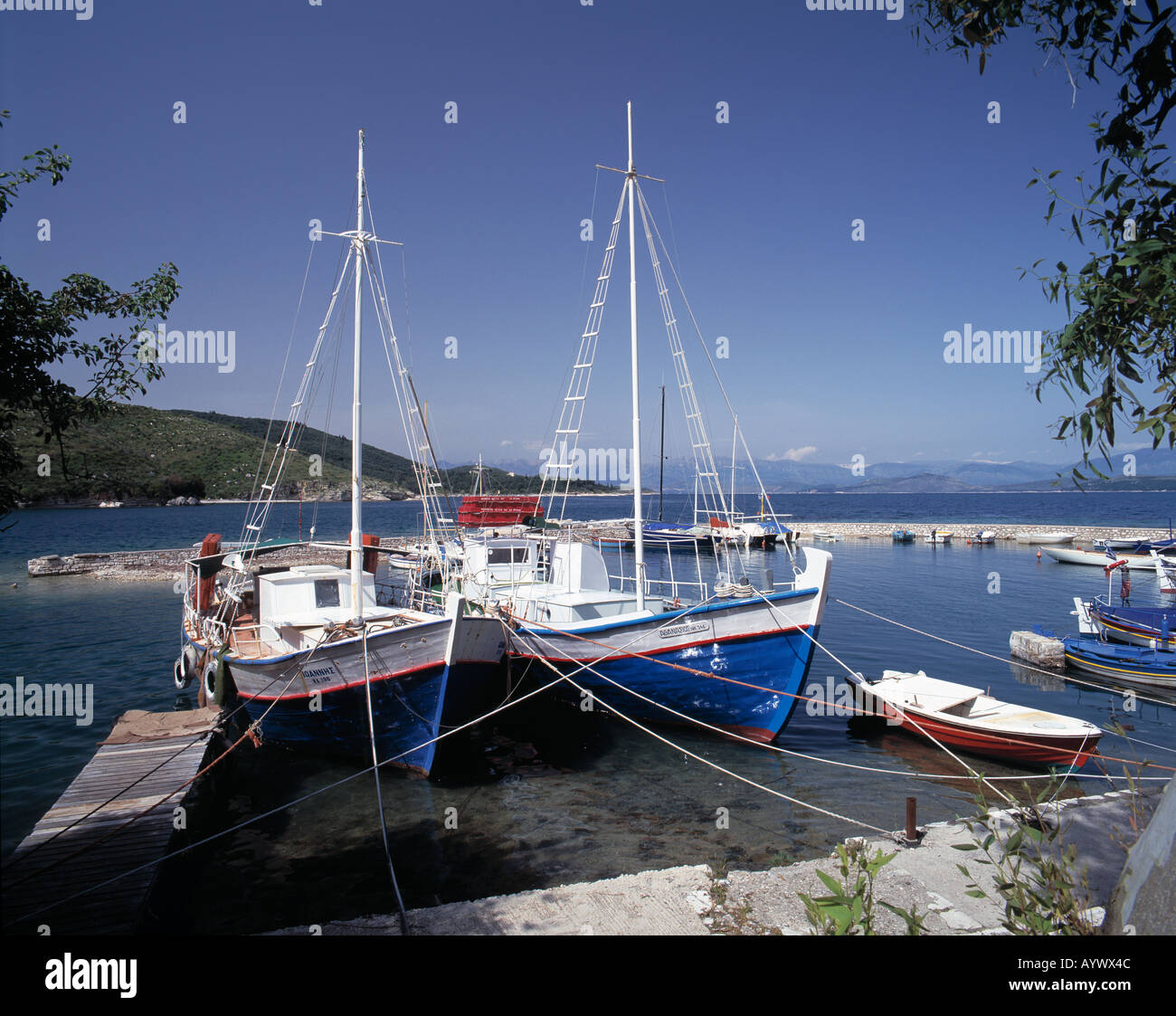 Fischerhafen und Fischerboote in Koloura, Korfu, Ionische Inseln ...