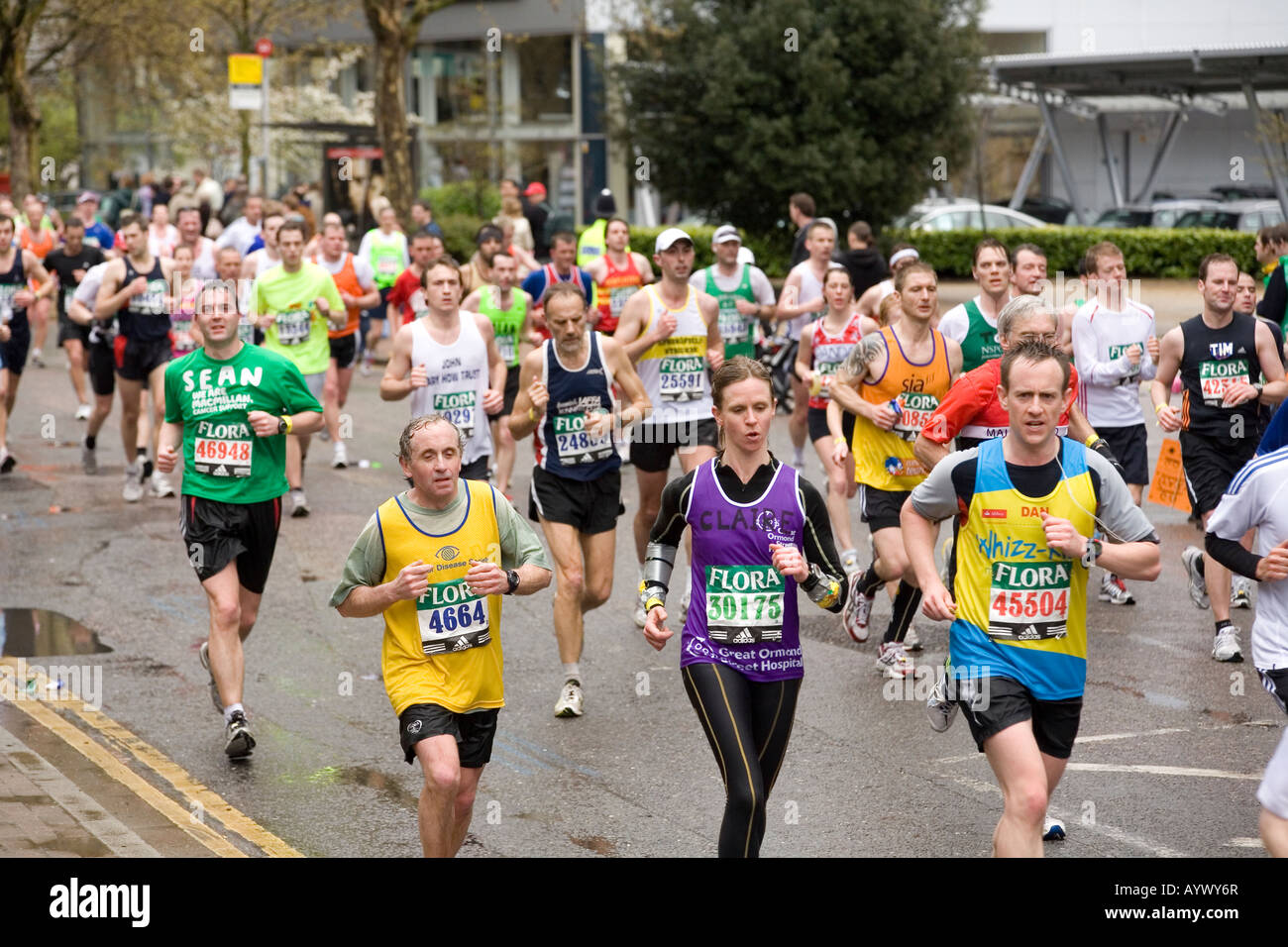 Charity runners, London marathon 2008, Canary Wharf, London, England ...