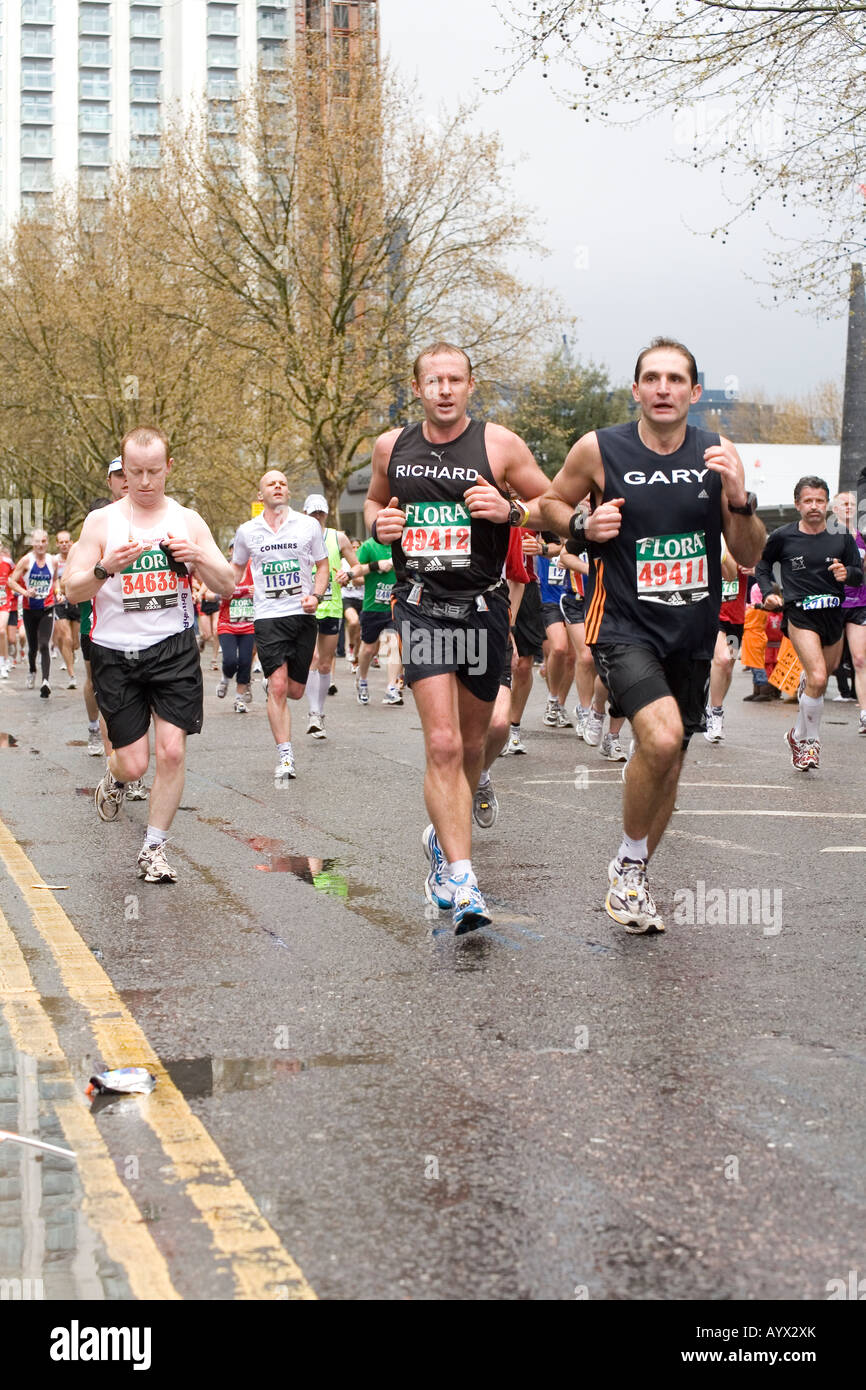 Charity runners, London marathon 2008, Canary Wharf, London, England ...