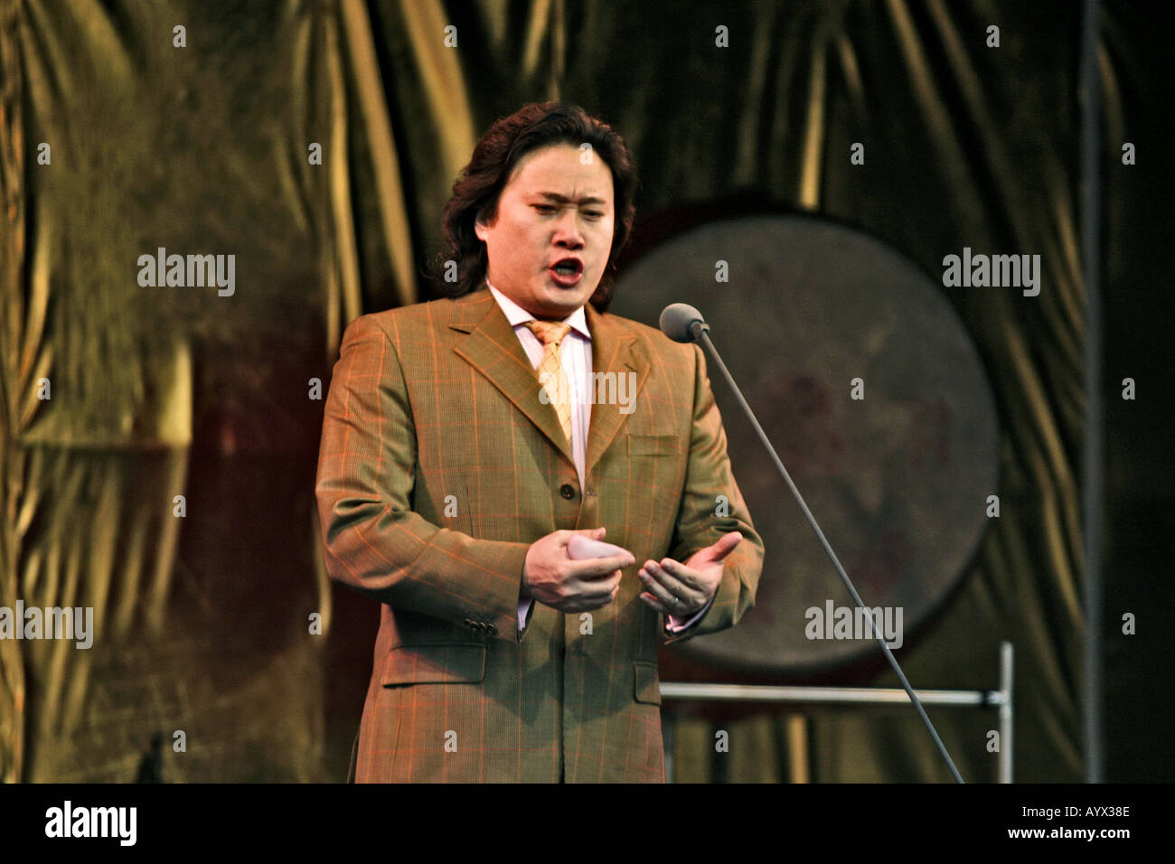 Tenor and opera singer hi-res stock photography and images - Alamy