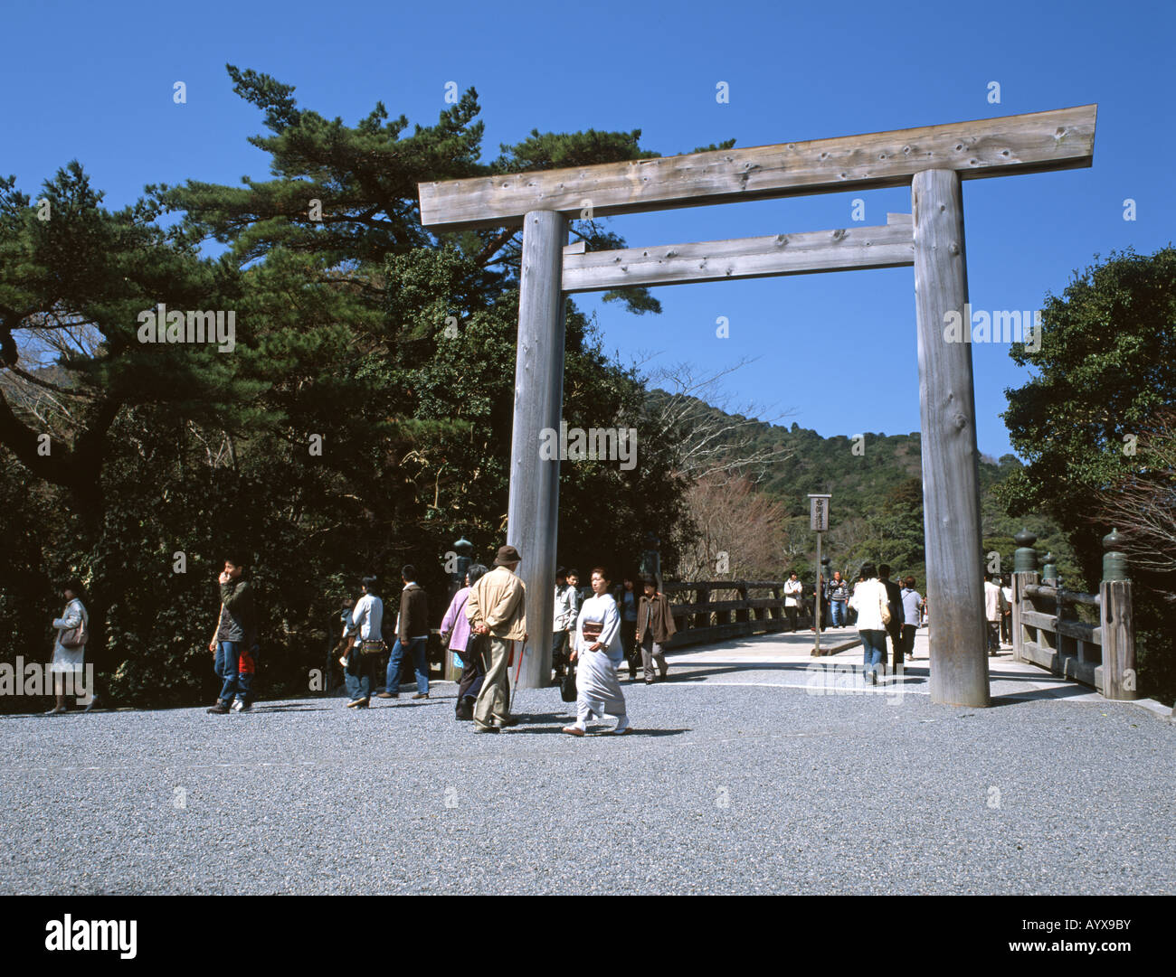 Visitors entering through giant torii gate, Ise Shinto Shrine, Naiku ...