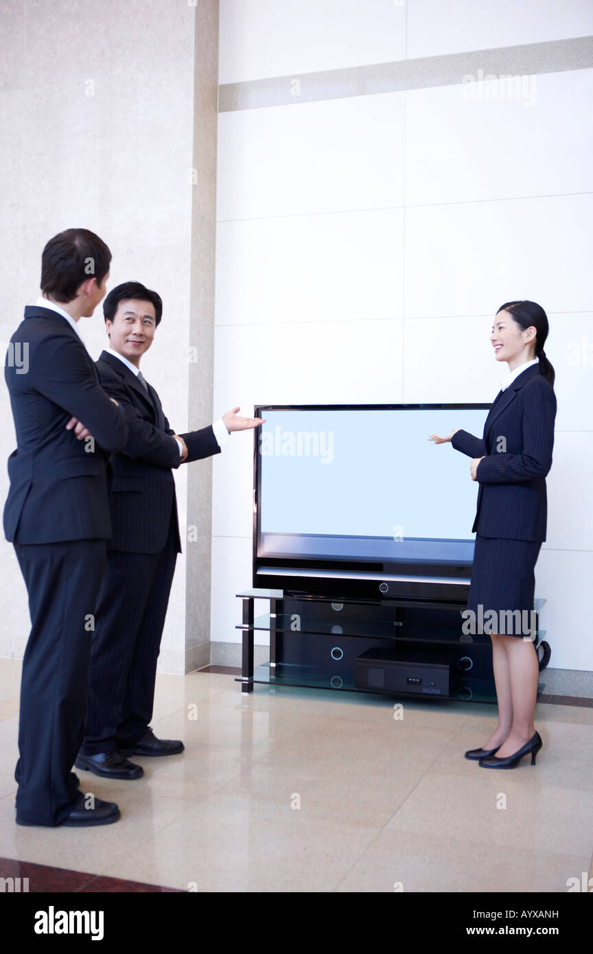 people in conversation with pointing at screen Stock Photo - Alamy