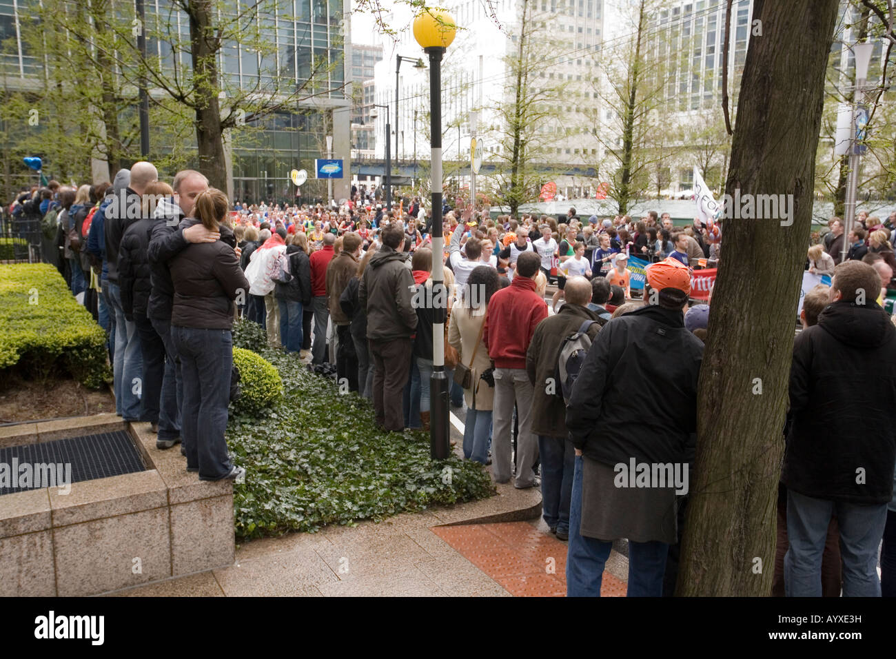 Marathon supporters hi-res stock photography and images - Alamy
