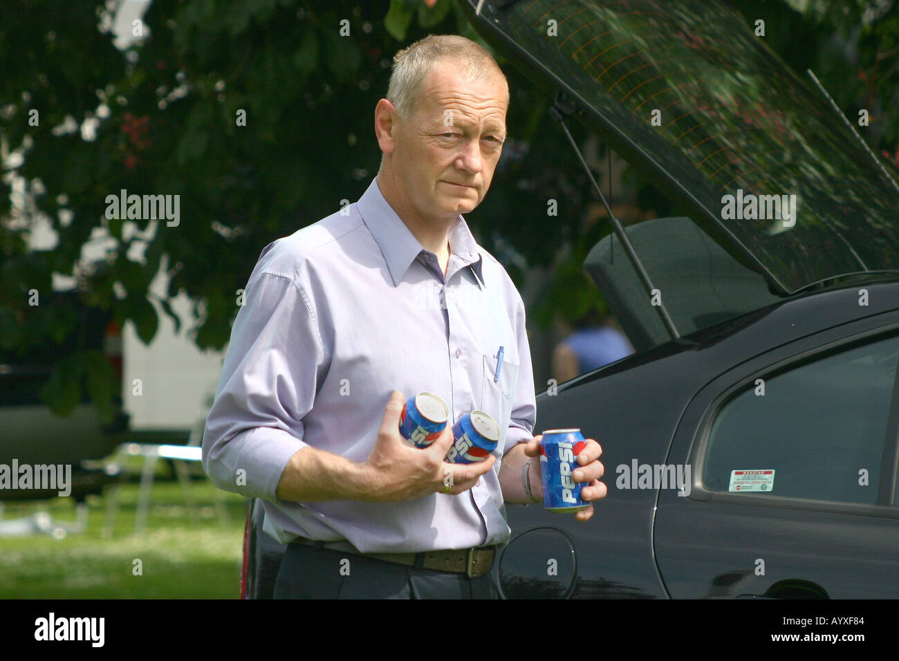 Man carrying cans of drink Stock Photo - Alamy