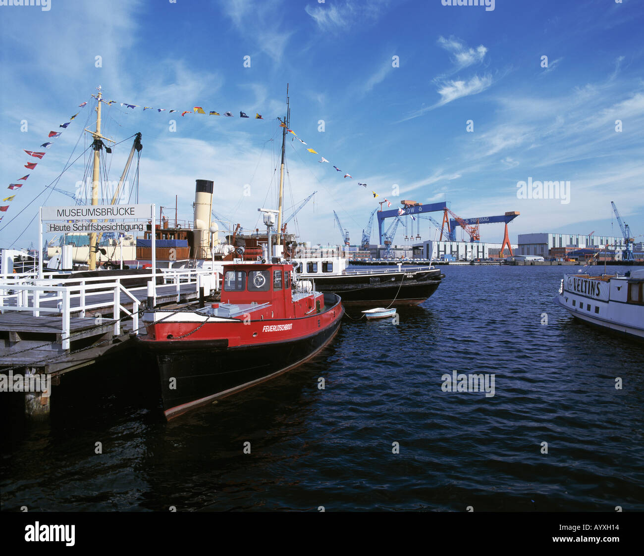 Museumsbruecke am Schiffahrtsmuseum, Schiffe, Feuerloeschboot, HDW-Werft, Howaldtsche-Deutsche ...