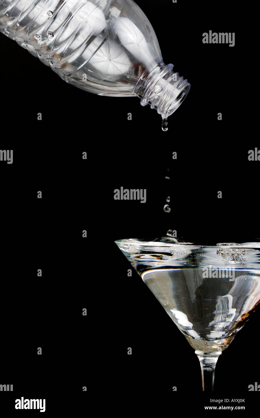 Full glass water spill hi-res stock photography and images - Alamy