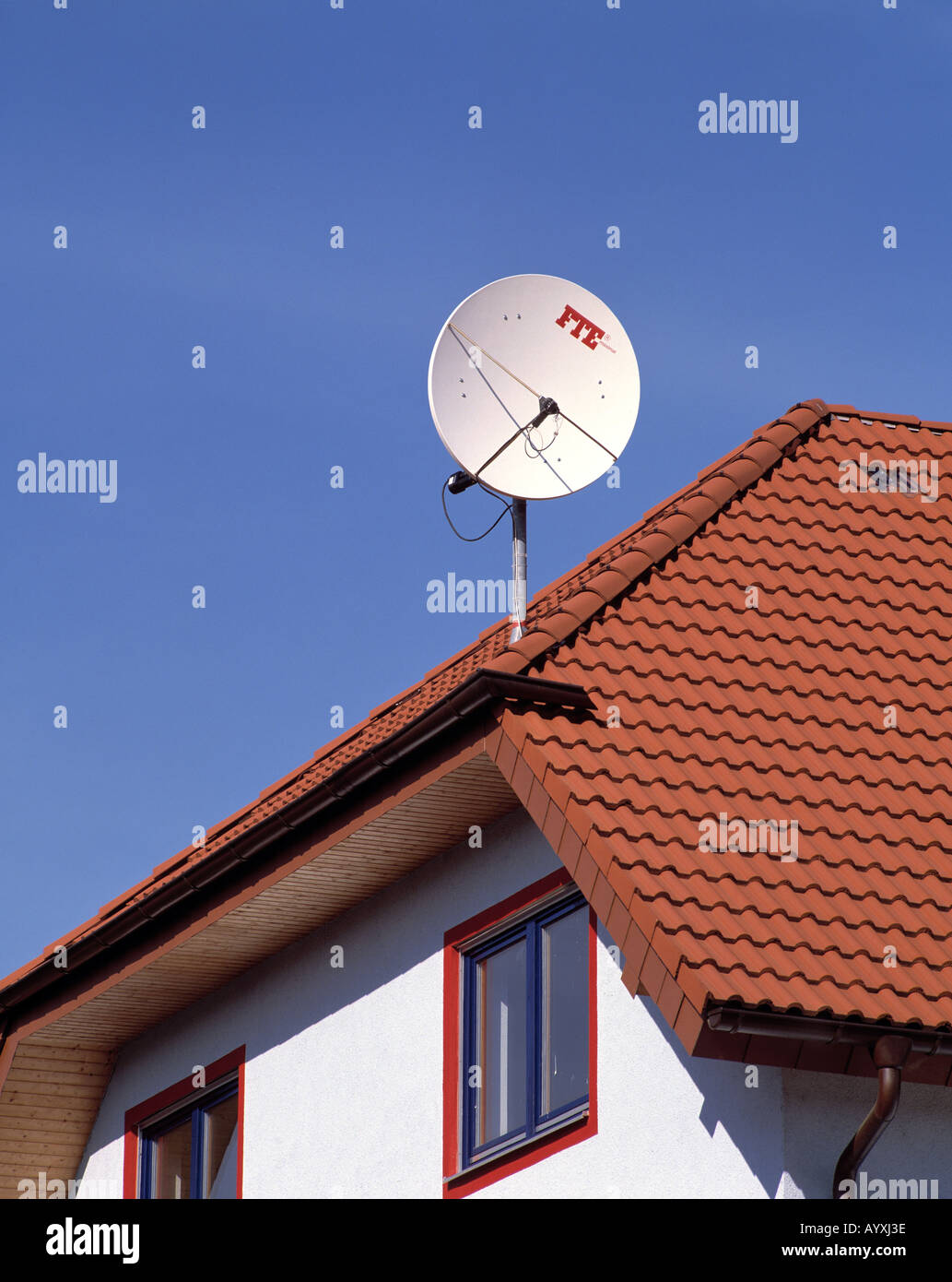 Parabolantenne auf einem Hausdach Stock Photo - Alamy