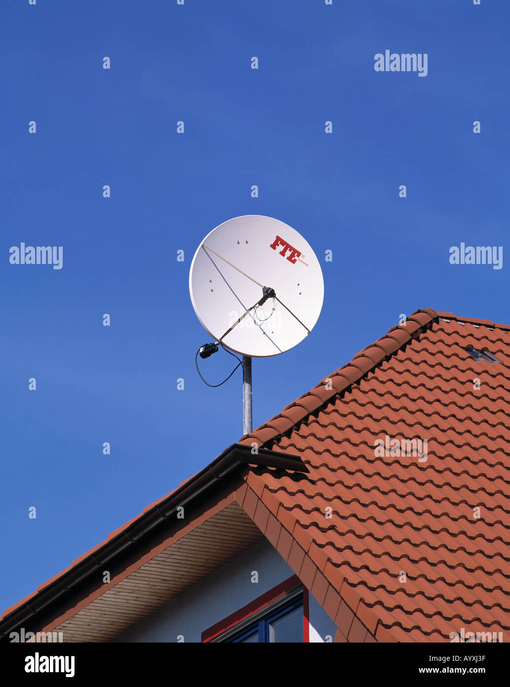 Parabolantenne auf einem Hausdach, rotes Ziegeldach ...