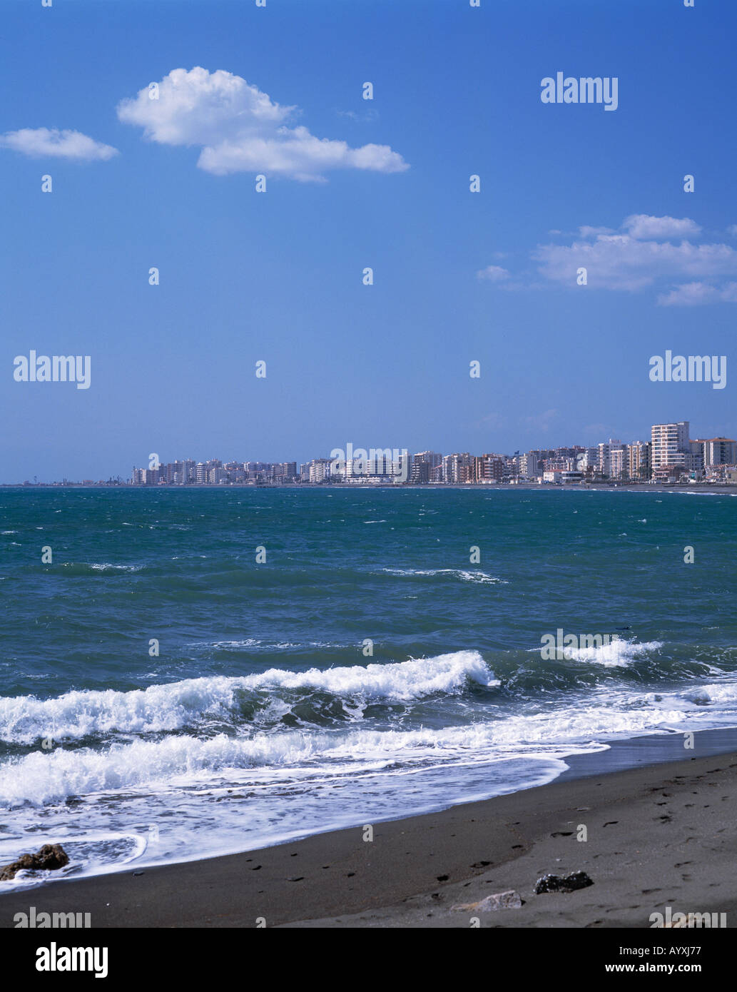 Meeresbucht, Brandung, Wellen, Strandpromenade, Hochhaus-Skyline ...