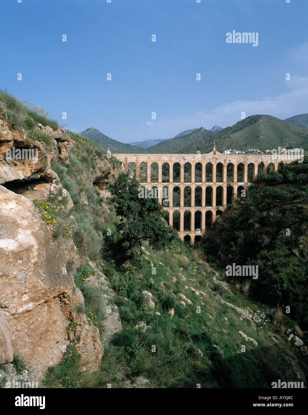 Gebirgslandschaft, Roemisches Aquaedukt ueberbrueckt ein Tal, Roemische ...