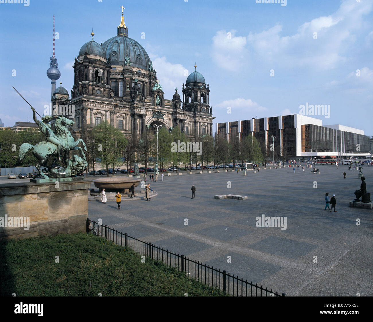 Standbild vor dem Alten Museum, Skulptur, Blick ueber den Lustgarten ...