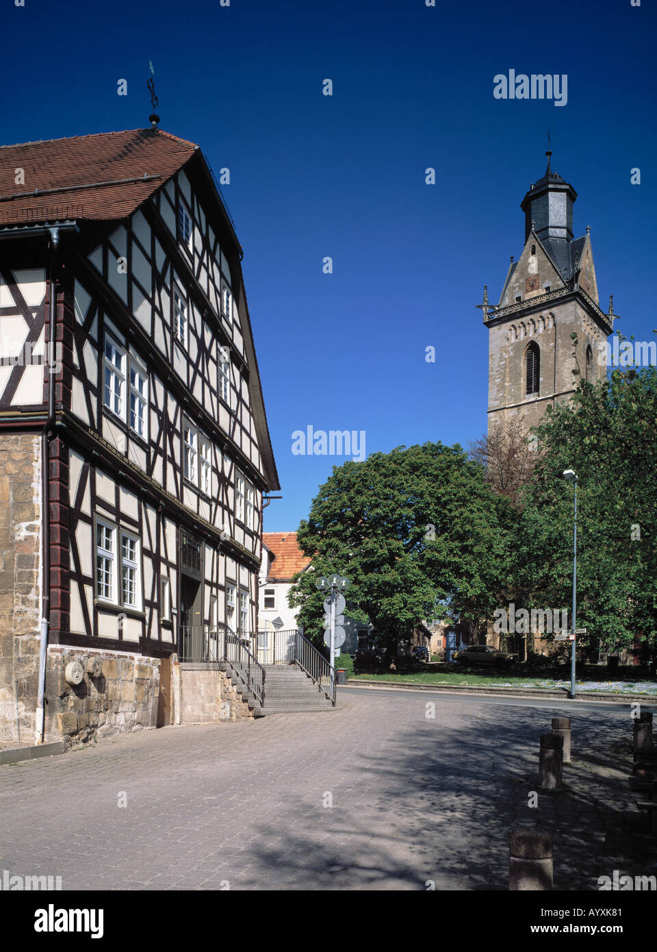 Marktplatz mit Fachwerkhaus und Kirche St. Kilian in Korbach ...
