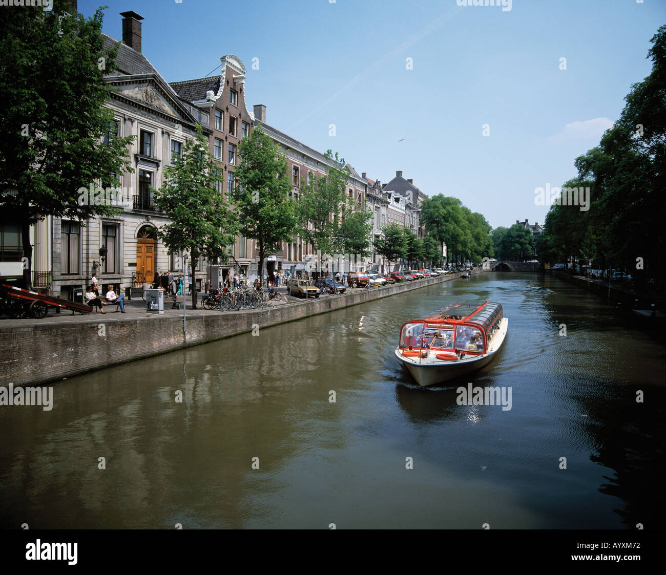 Herengracht mit Ausflugsschiff in Amsterdam Stock Photo - Alamy
