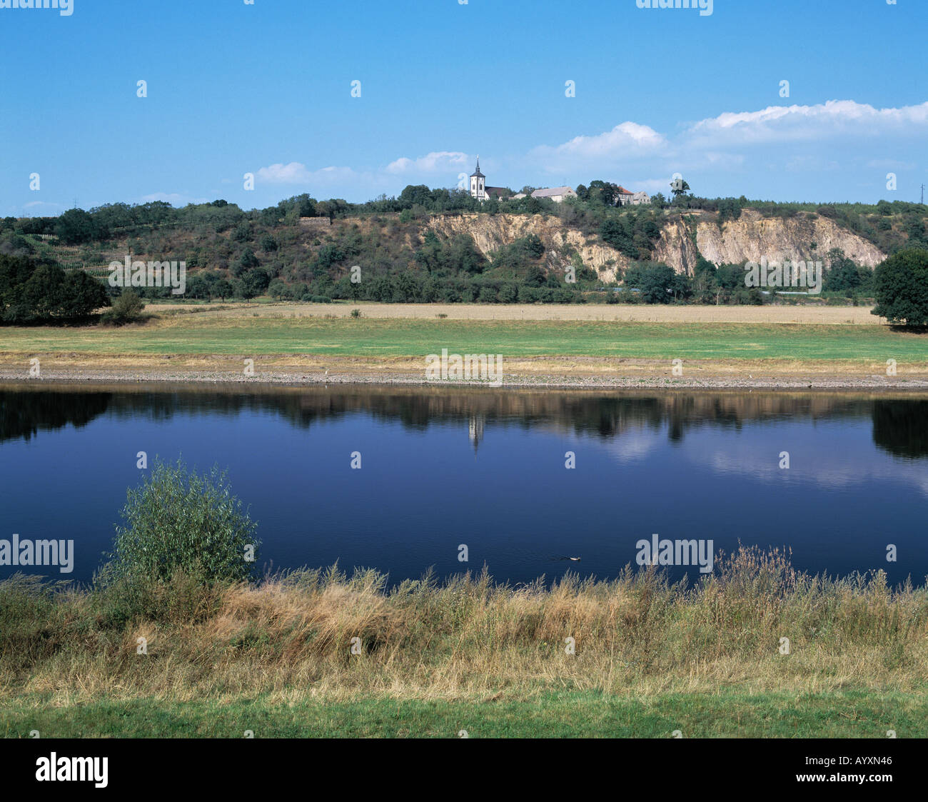 Flusslandschaft, Elbelandschaft, Kirche auf einer Anhoehe, Diera-Zehren ...