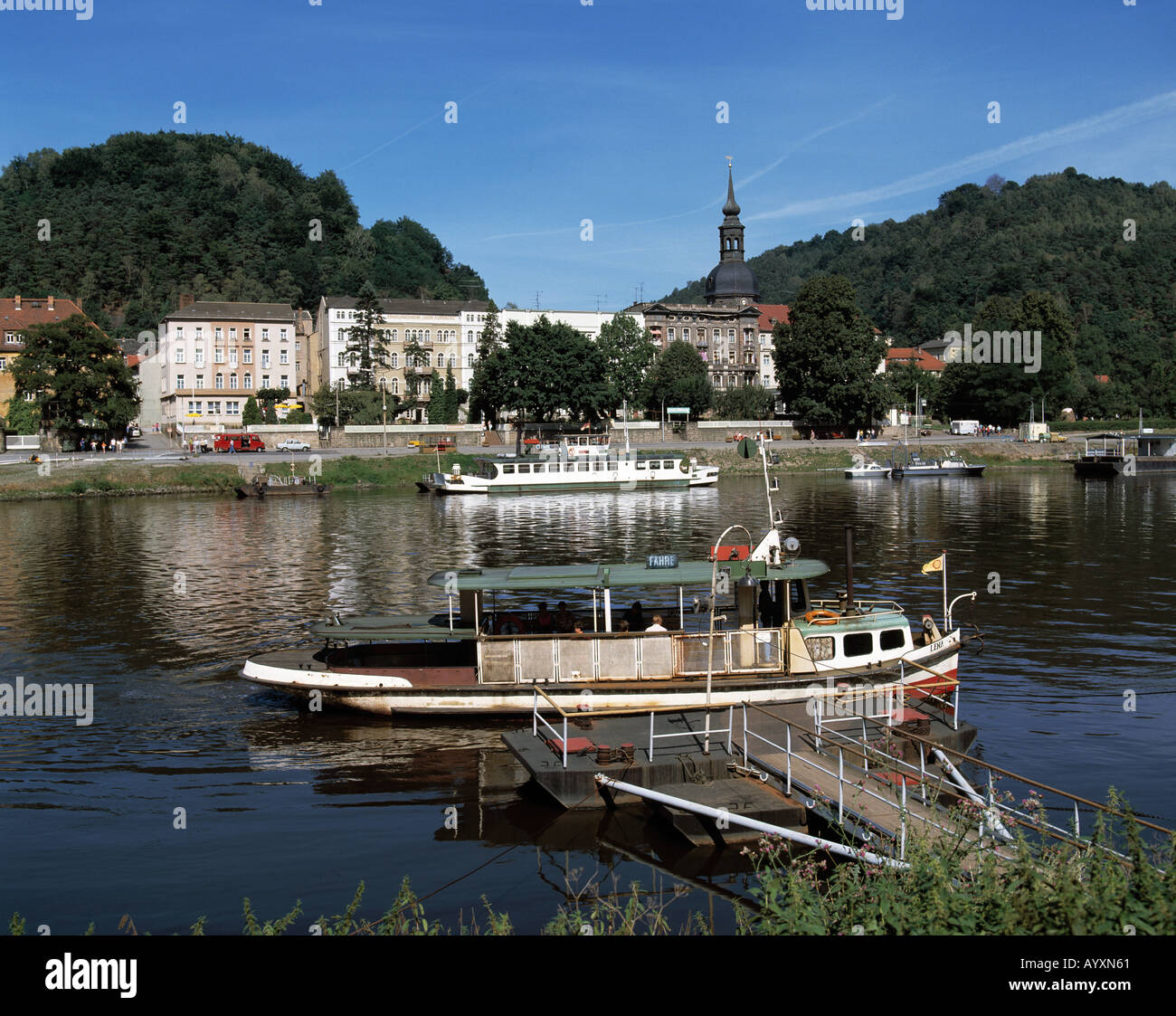 Elbelandschaft, Elbefaehre mit Stadtansicht, Bad Schandau ...