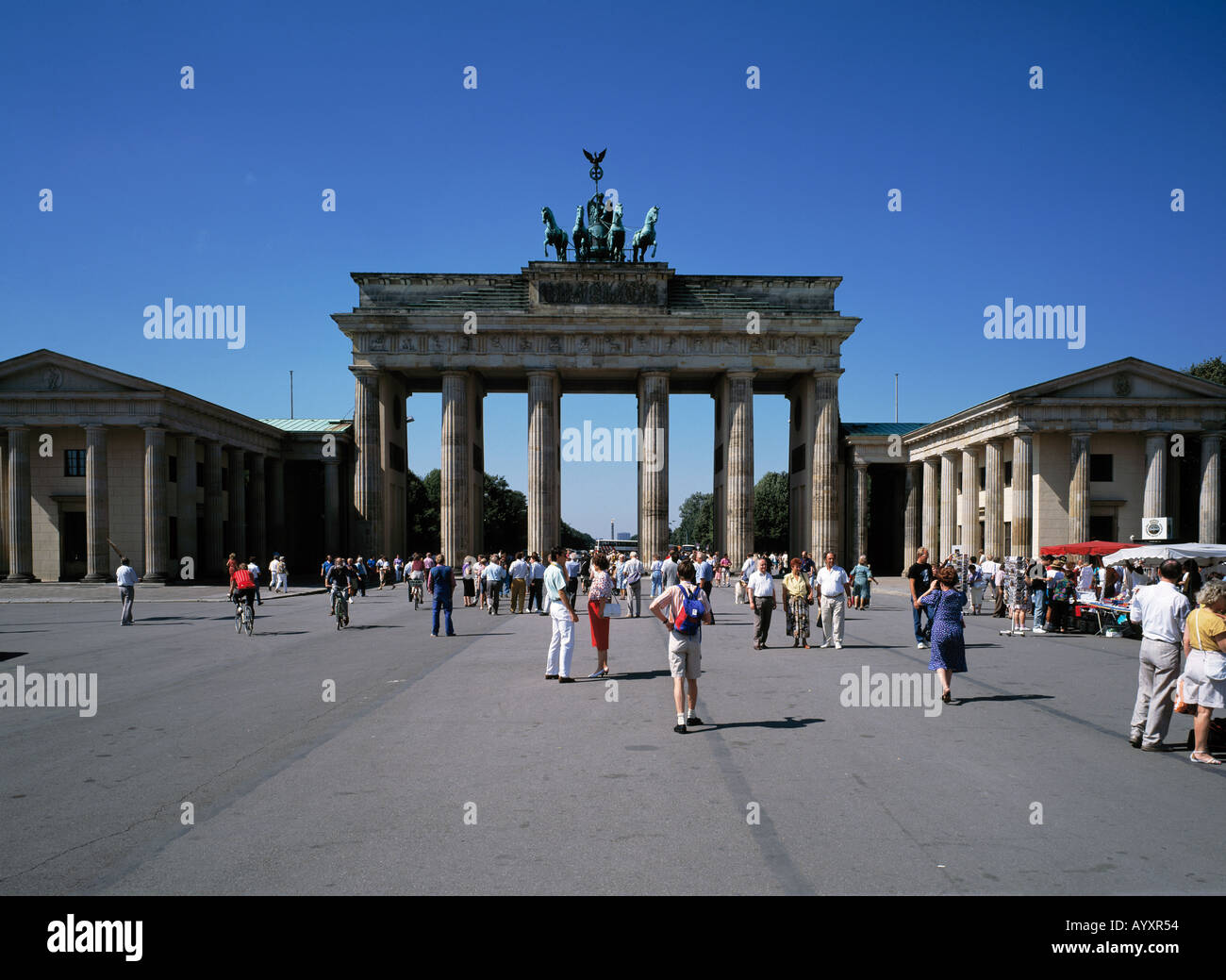 Pariser Platz mit Brandenburger Tor, viele Touristen, Berlin Stock ...