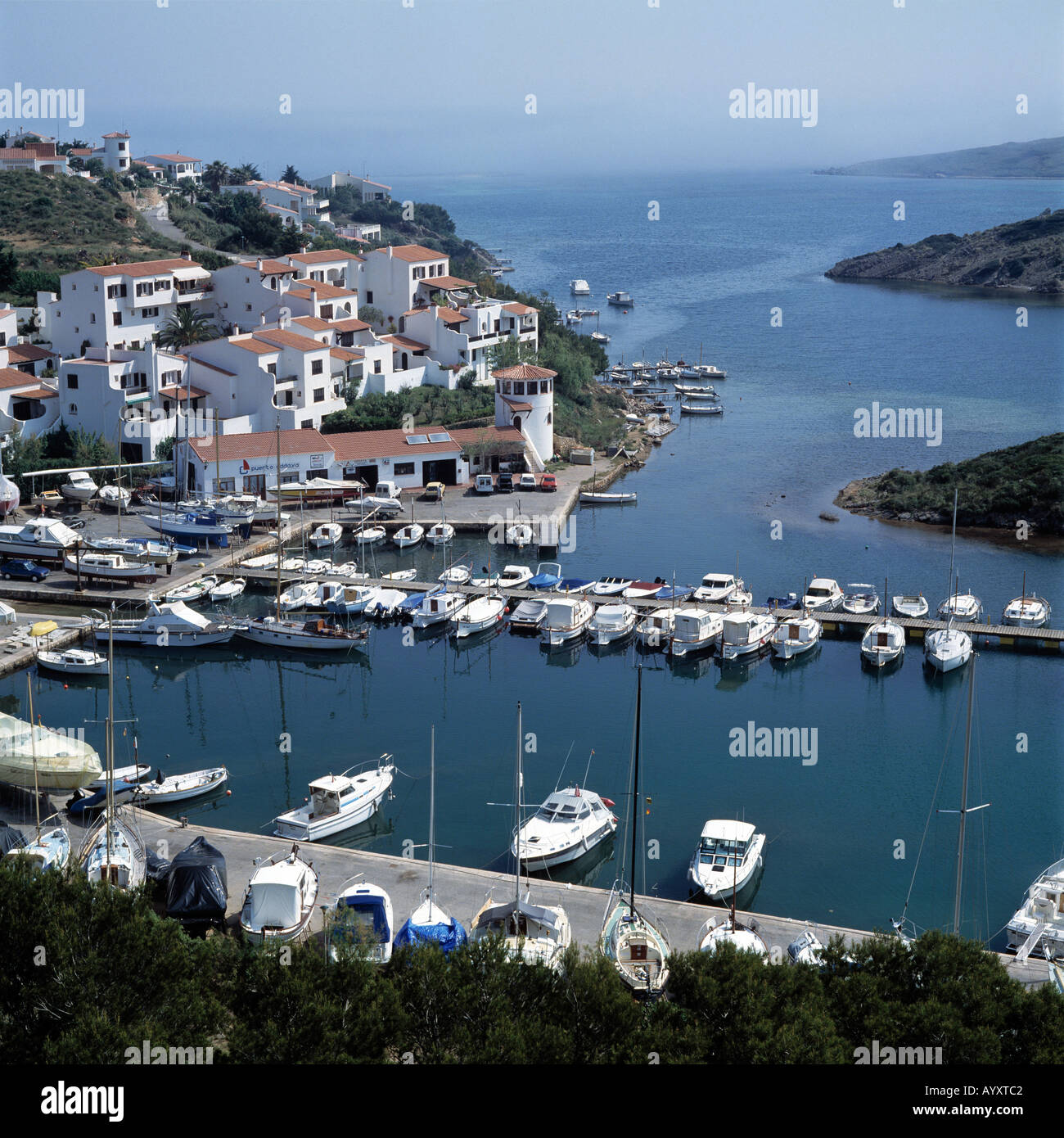 Bootshafen, Boote am Anlegesteg, Ferienhaeuser, Feriensiedlung ...