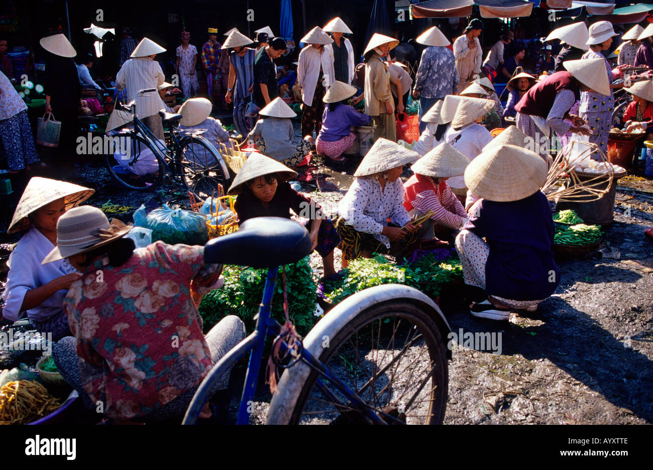 Traditional hats hue vietnam hi-res stock photography and images - Alamy