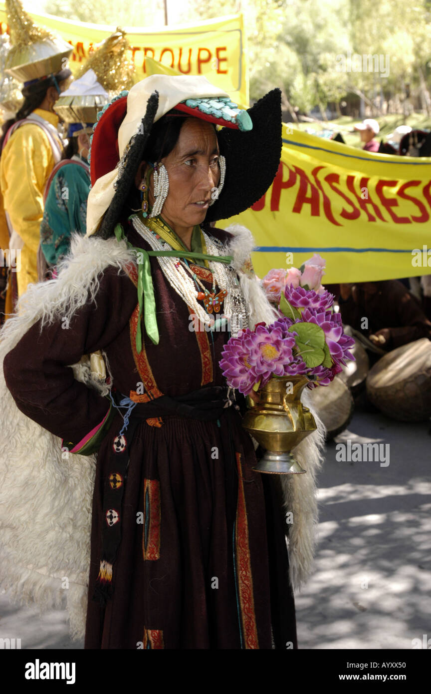 Traditional dress Ladakhi woman in turquoise hat Perak during Ladakh ...