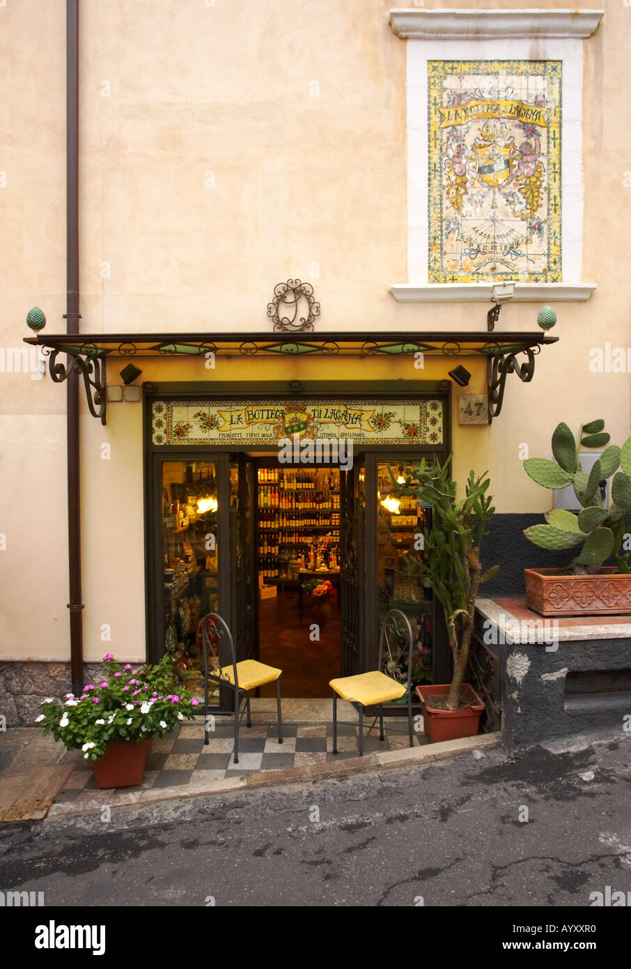 Sicily olive oil shop hi-res stock photography and images - Alamy