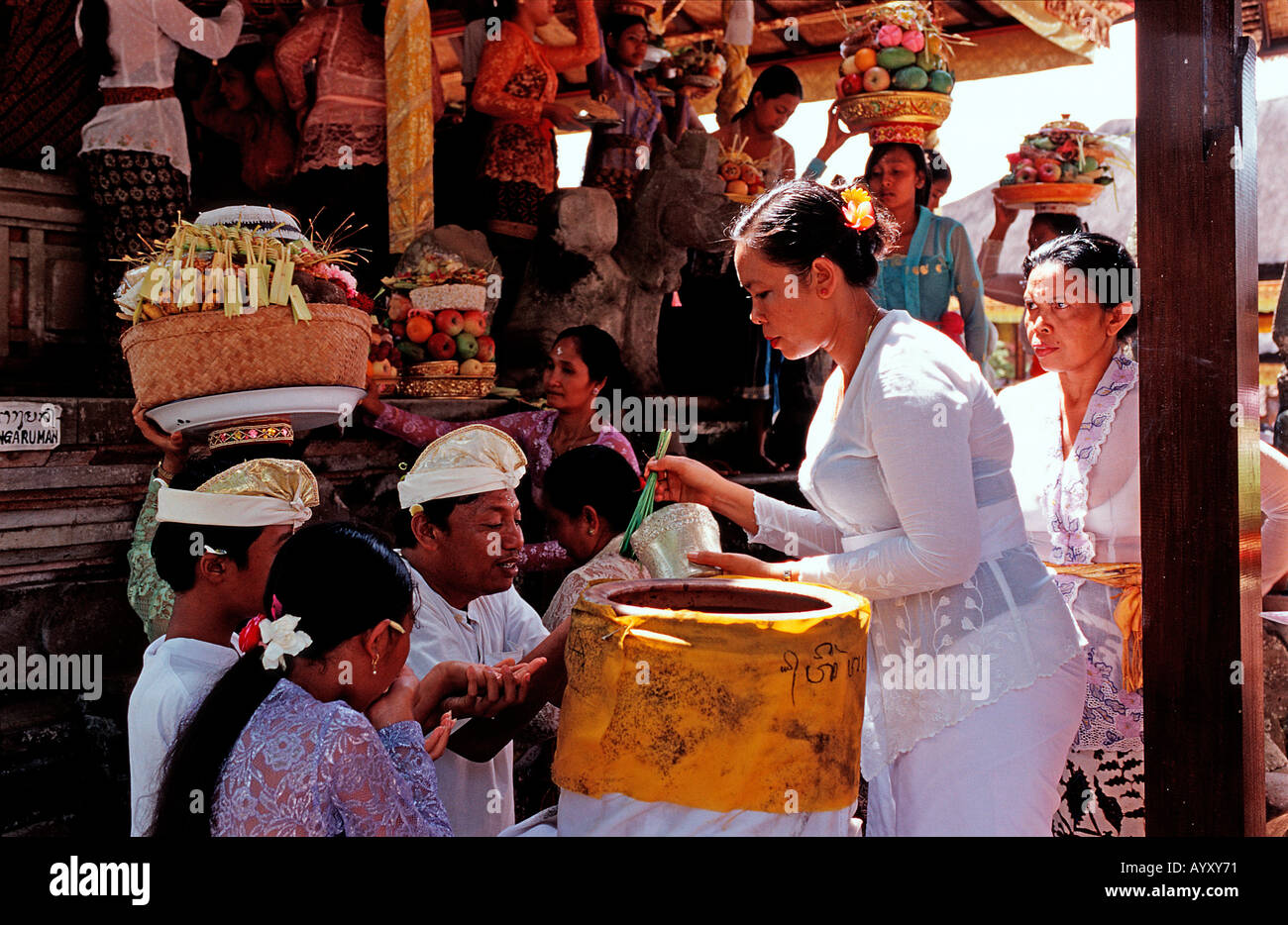 Women with offerings at Hindu Temple Ubud Indonesia Bali Ubud Stock ...