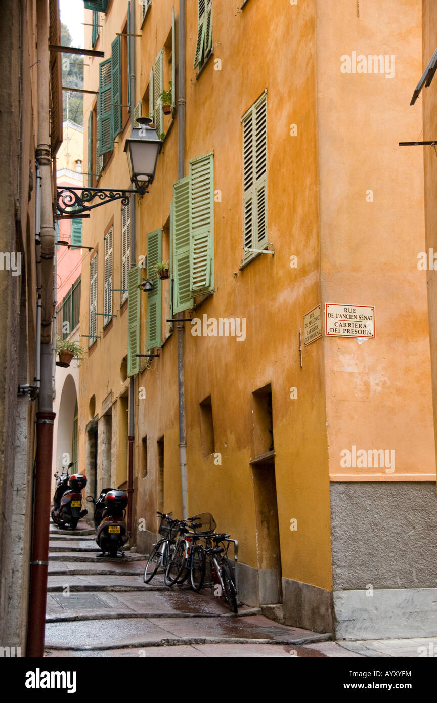 Narrow alleyway hi-res stock photography and images - Alamy