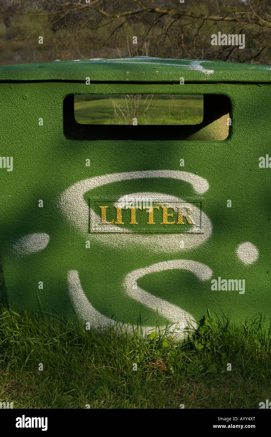 Litter trash bin with gold lettering and graffiti Stock Photo - Alamy