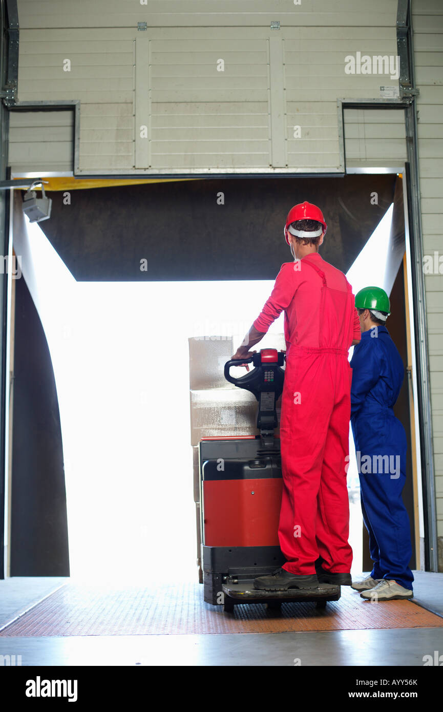 Man handling an electric lifting cart Stock Photo - Alamy