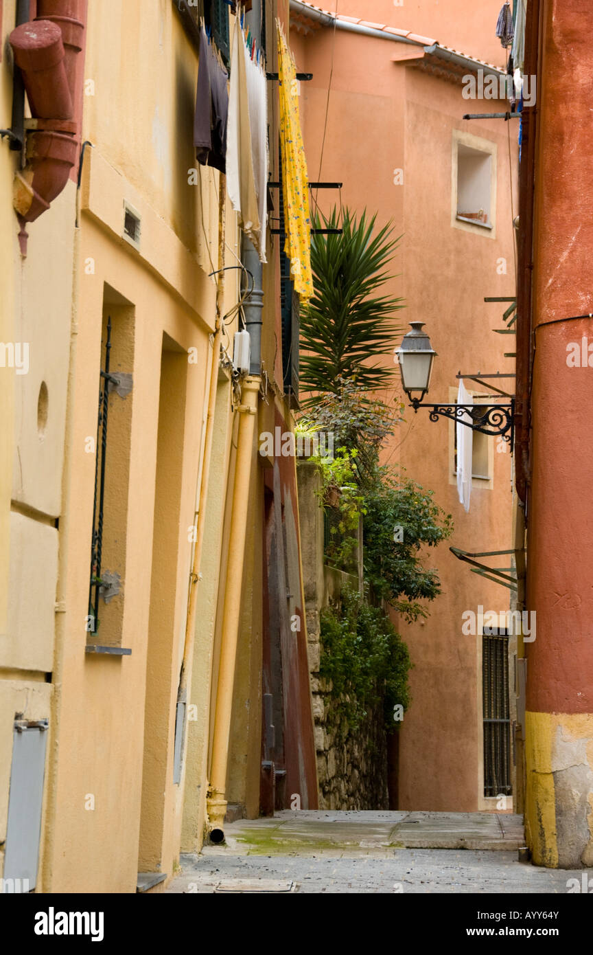 narrow alleyway of Old Town of Nice Stock Photo - Alamy