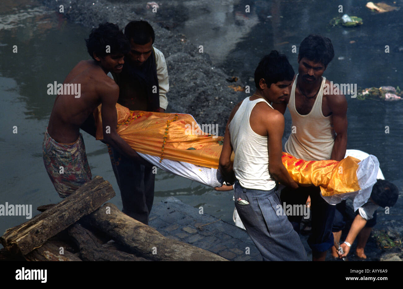PICTURE CREDIT DOUG BLANE Traditional Hindu burning ghats funeral ...