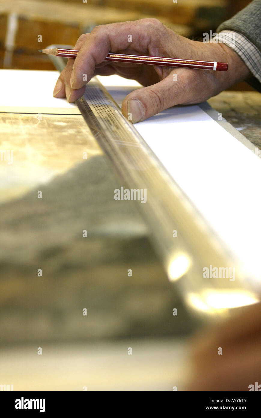Artist framing a picture Stock Photo - Alamy