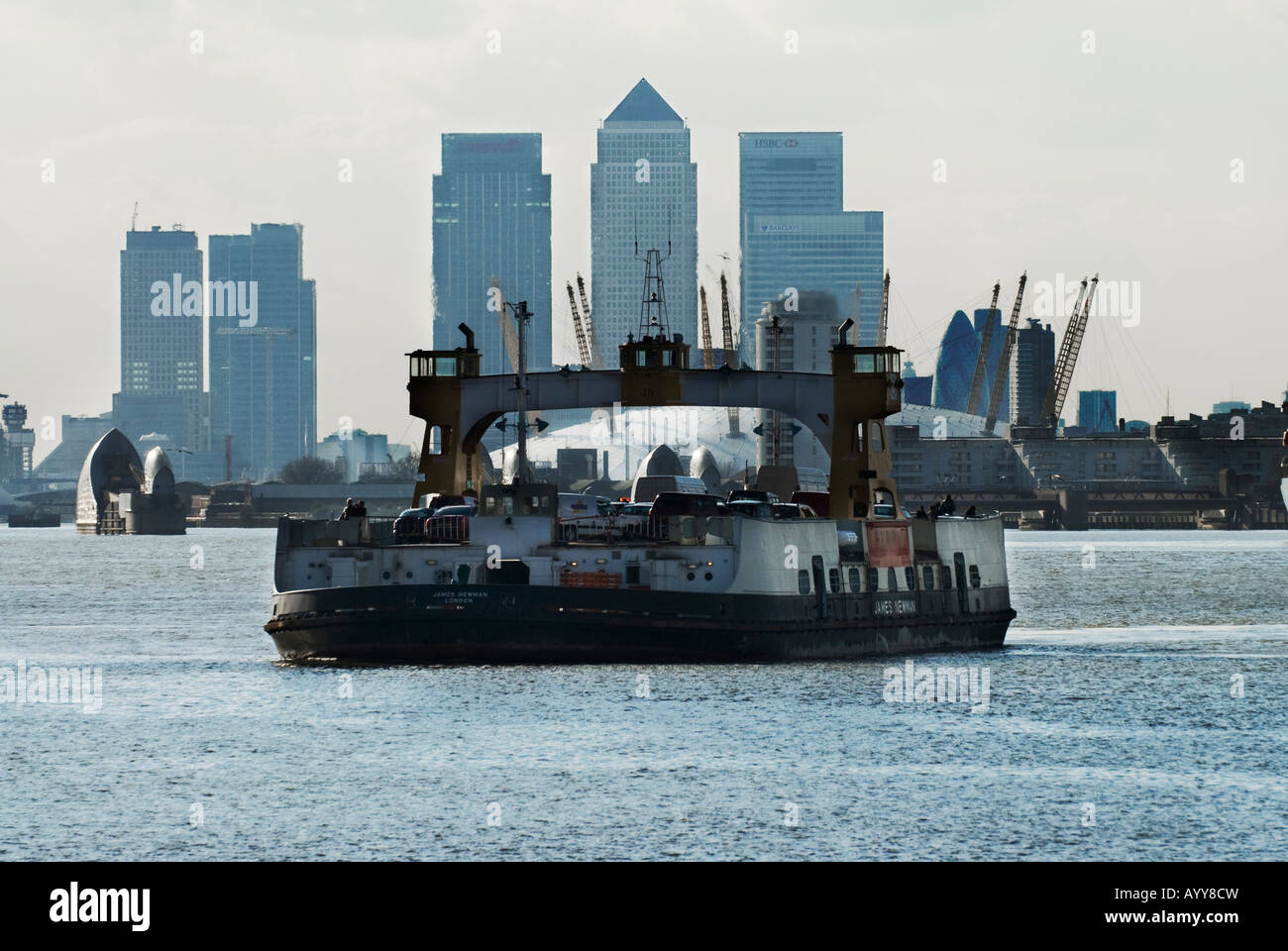 Woolwich ferry on the River Thames. Canary Wharf in the the background ...