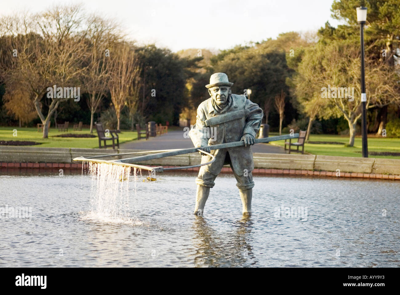 Shrimper statue hi-res stock photography and images - Alamy