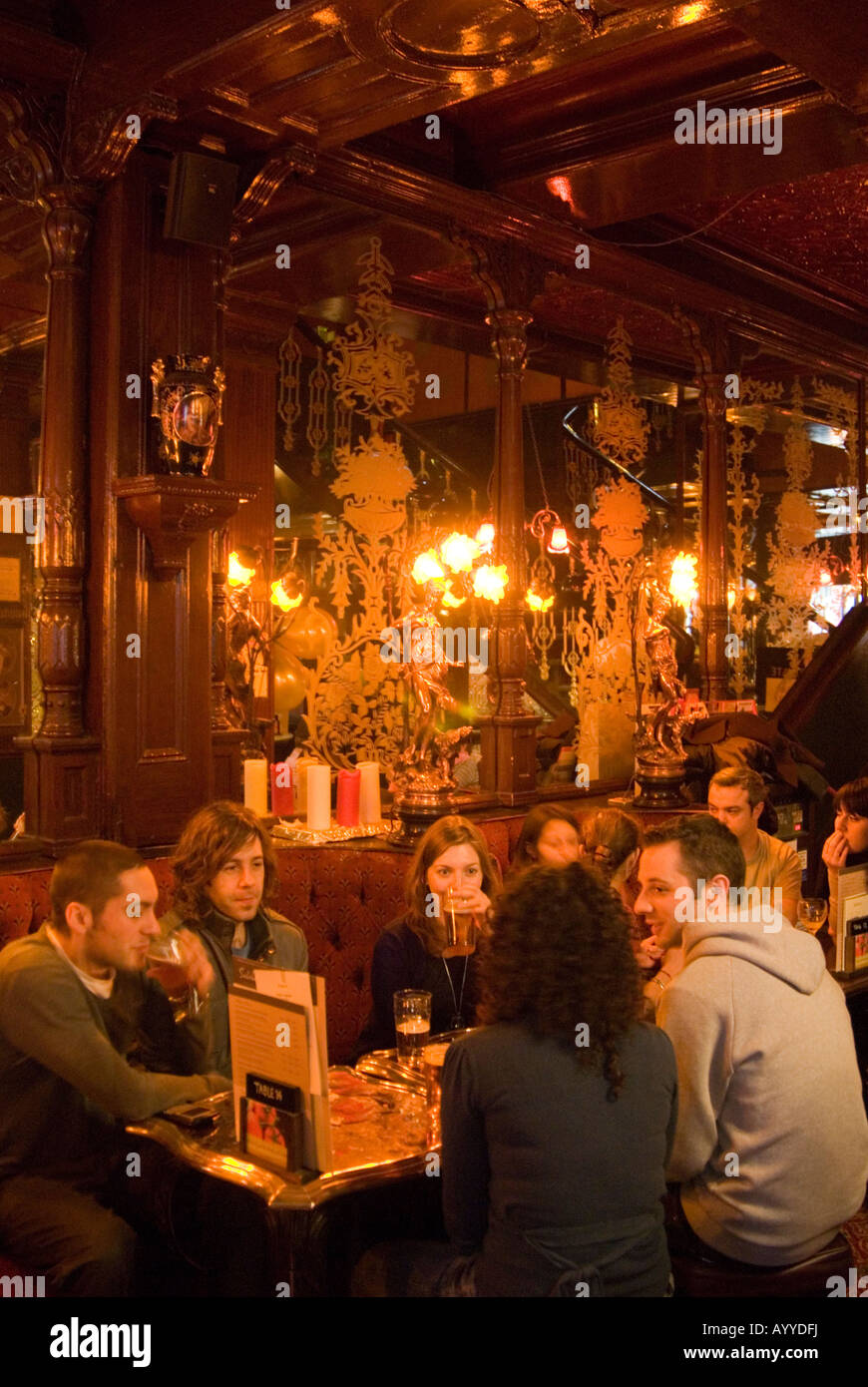 Inside british pub hi-res stock photography and images - Alamy