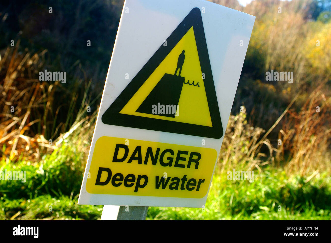 WARNING DEEP WATER signage at the waters edge Stock Photo - Alamy