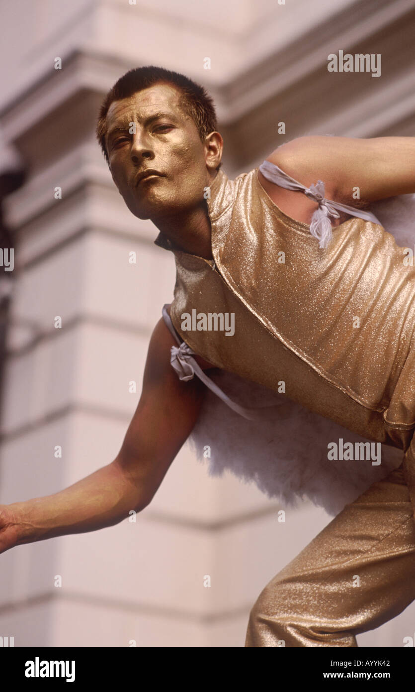 Living statue: Bronze coloured mime street entertainer posing as an ...