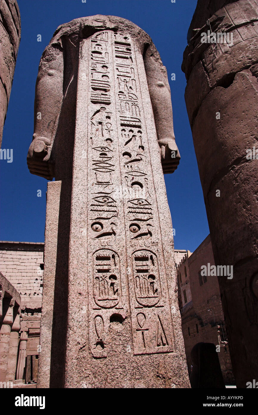 Back of statue Luxor Temple Egypt Stock Photo - Alamy