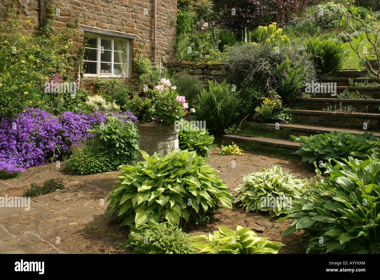 Oxfordshire Alkerton Brook Cottage Gardens courtyard Stock Photo - Alamy